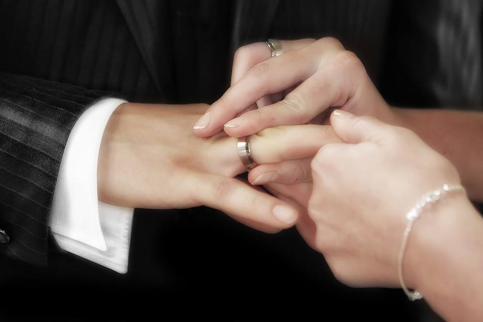 Bague de fiançailles : comment bien s’y prendre pour la choisir